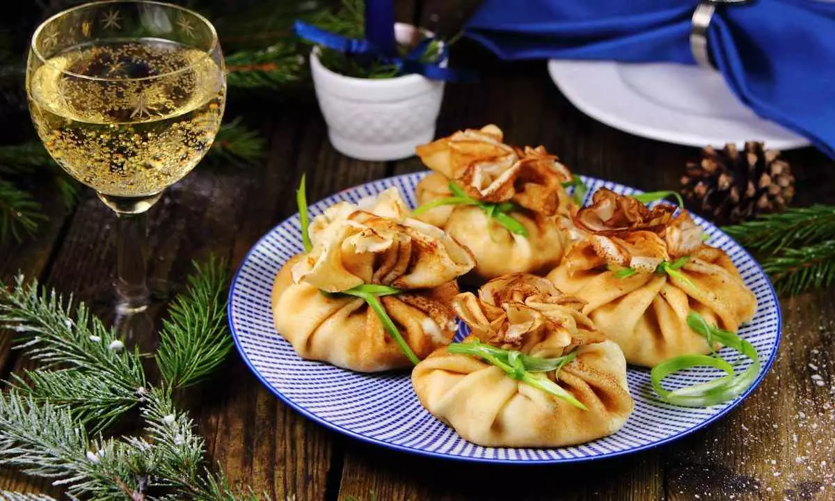 Bundels met gerookte zalm pannenkoeken om van te genieten met kerst