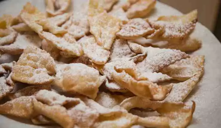 Chiacchiere di Carnevale ئەڭ ياخشى ۋە ئەڭ مەززىلىك رېتسىپلار - ricettasprint