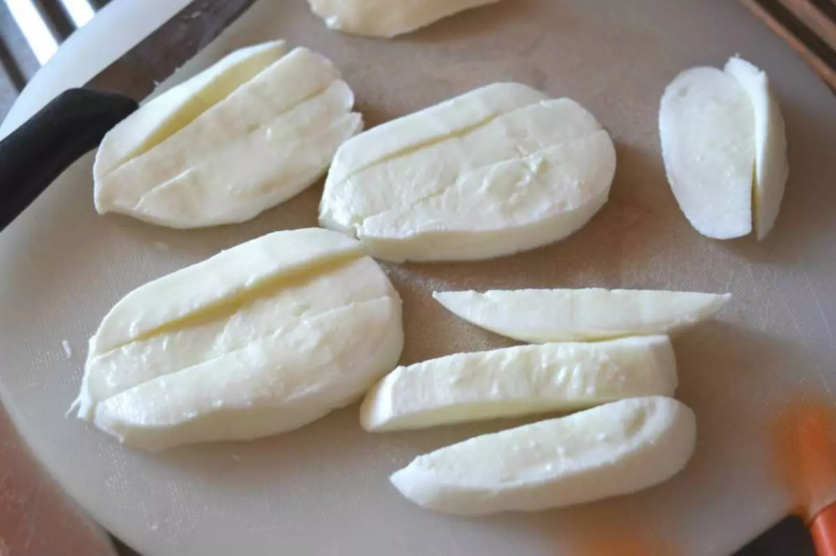 Plăcintă cu cartofi, cârnați și mozzarella aprinsă