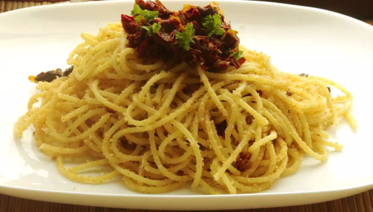 Spaghetti fa'atasi ai ma speck ma falaoa falaoa