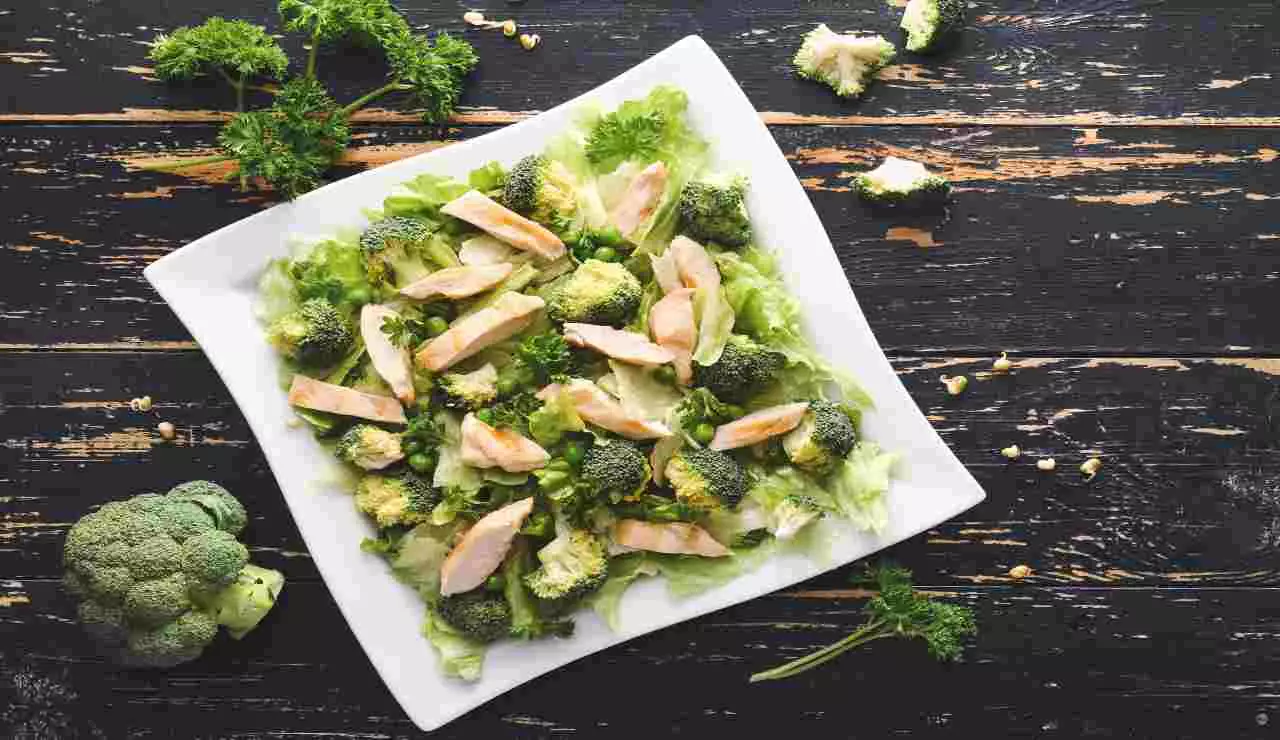 Saladi ya kuku na mbaazi ya lettu na broccoli