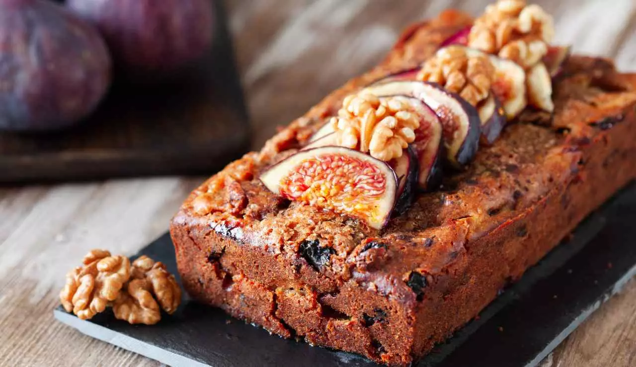 Pandolce mit frischen Feigen und Schokoladenrezeptdruck