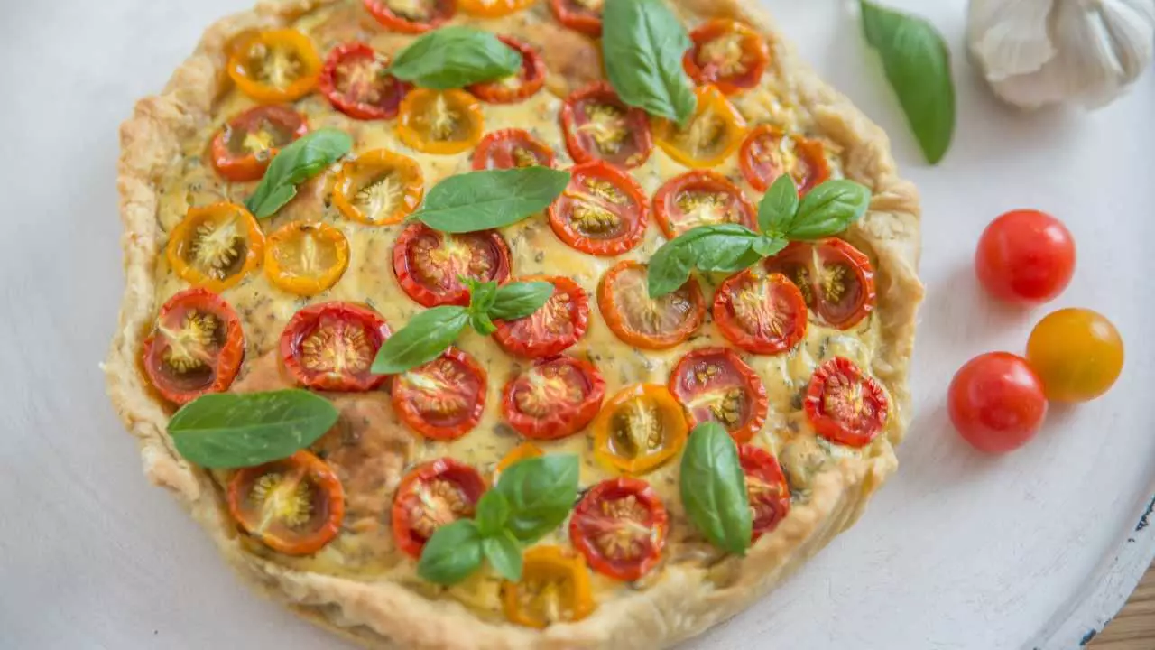 Pie bi tomato û pesto