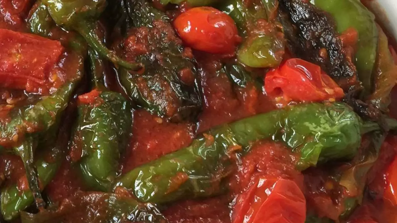 chiles verdes con salsa de tomate