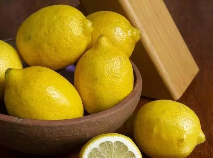 Mpempe akwụkwọ nri na lemon PHOTO uzommeputa