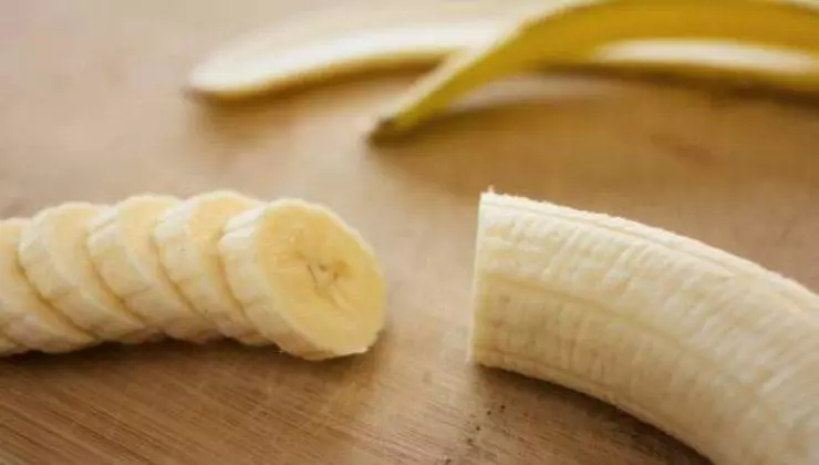Banana a cacen eirin coco