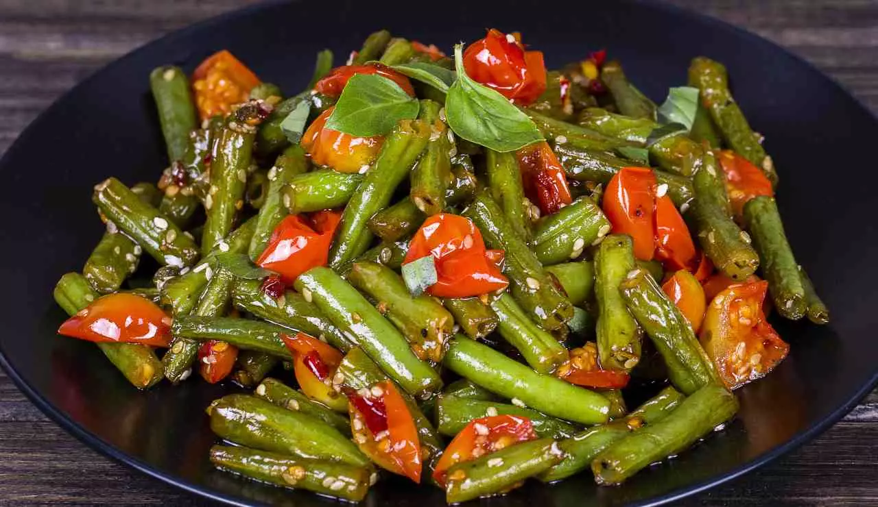 Green beans with cherry tomatoes and basil | ម្ហូបចំហៀងសាមញ្ញនិងថោក 13935_1