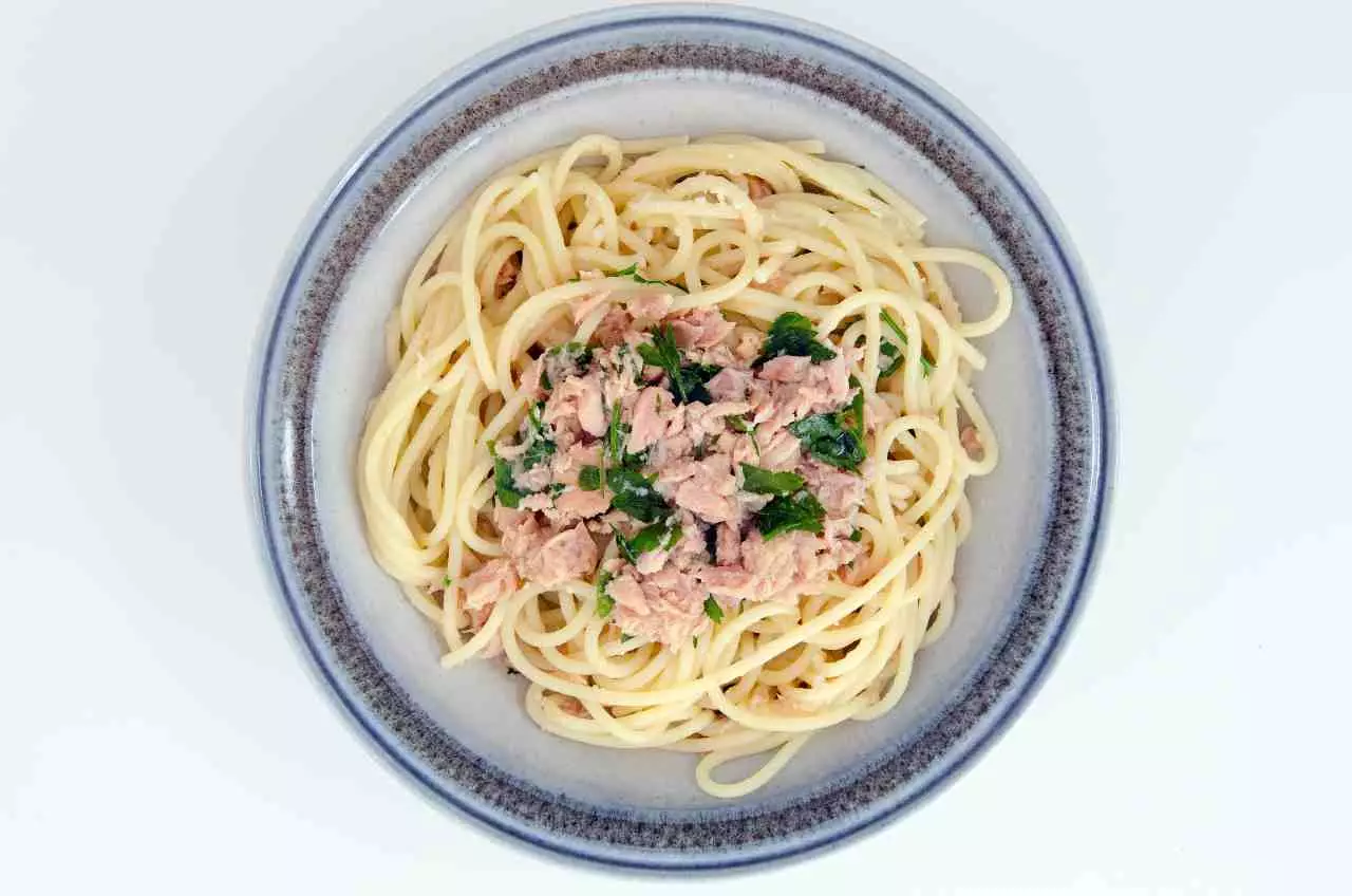 マグロのレシピ準備材料を使ったクリーミーなスパゲッティ 13937_1