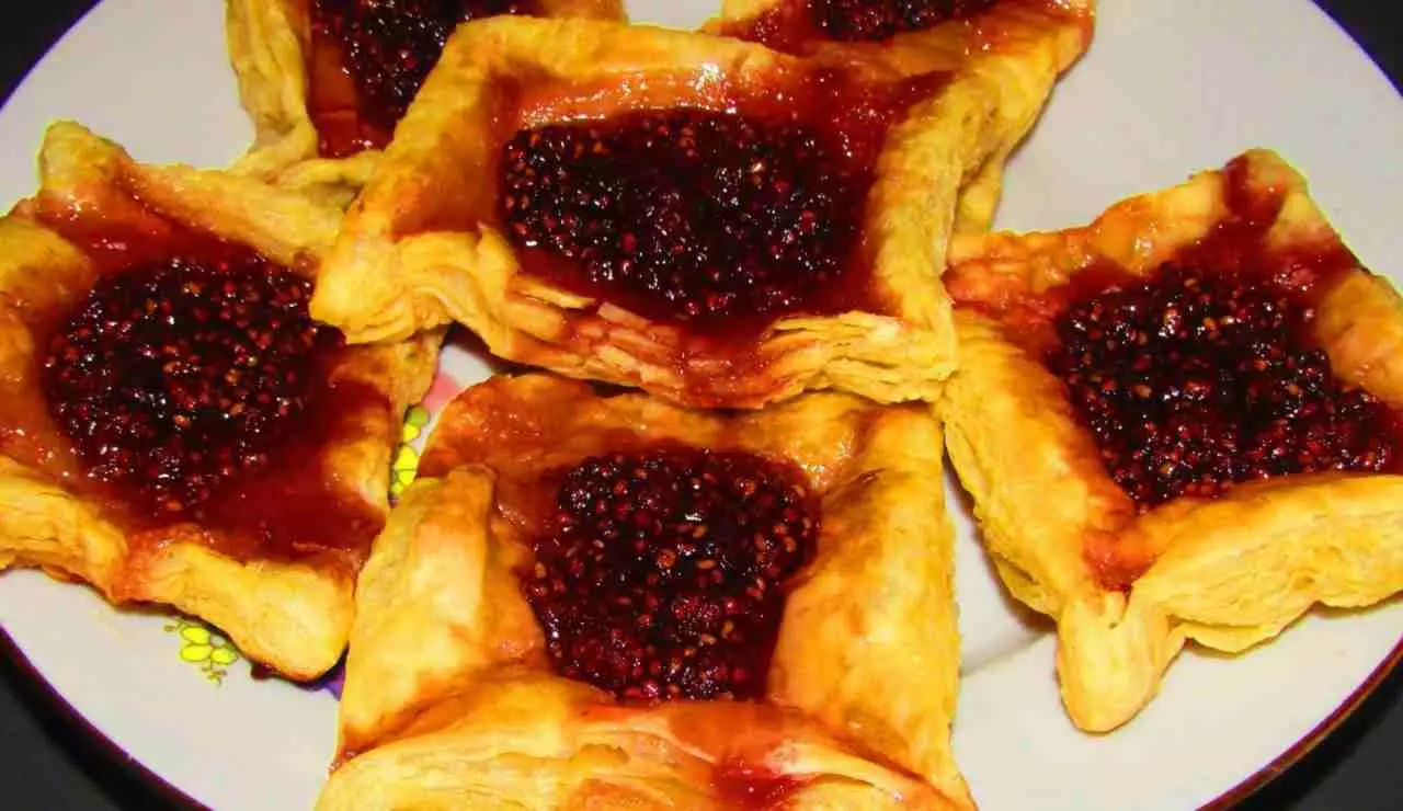 Baskét puff pastry sareng krim lemon sareng jam buah beureum