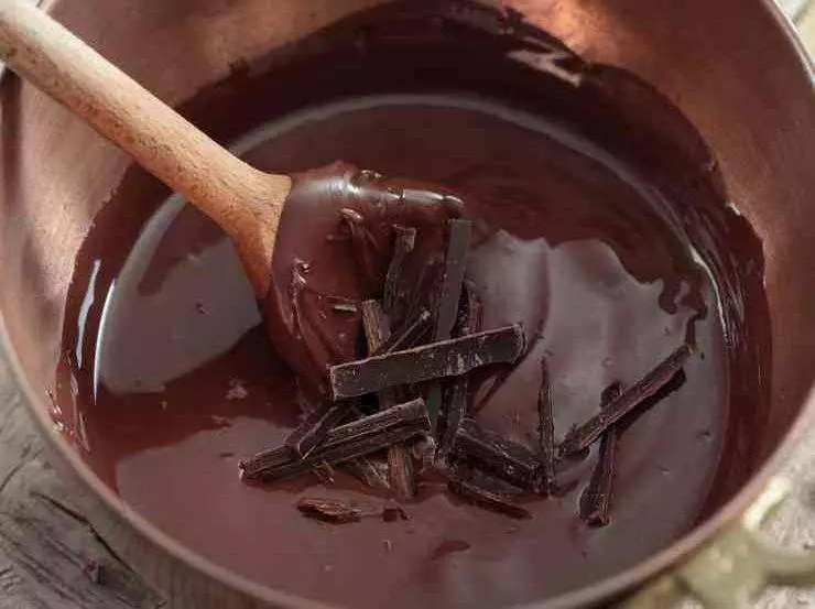 mørk chokoladeæg med jordnødder - opskriftstryk
