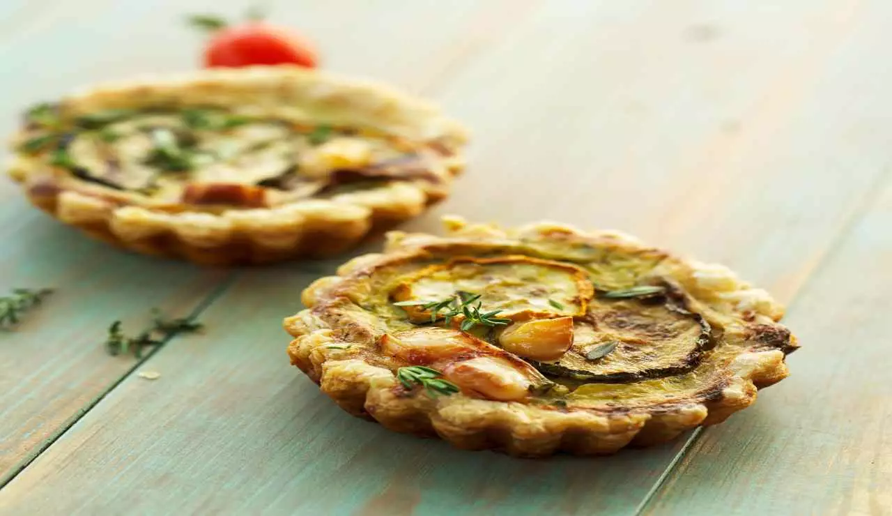 Mini quiche hamwe na courgette zasye, inyanya na scamorza