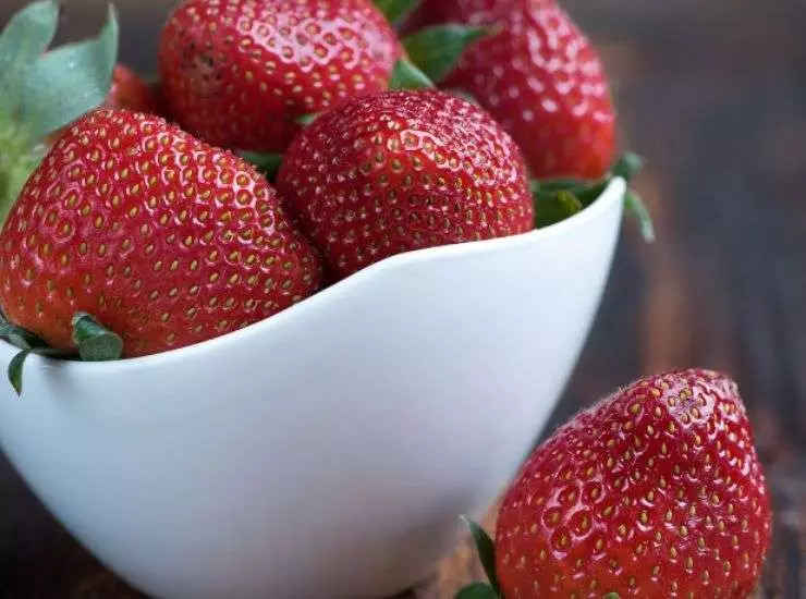 Glace mat Erdbeeren am Balsamesche Esseg a Basilikum Rezept