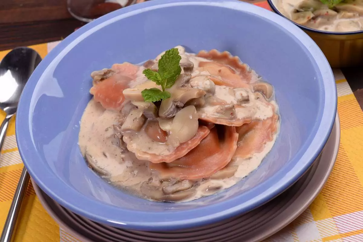 Ravioli ma Radicchio Cream, Ricotta ma Mushrooms, o le a le lelei