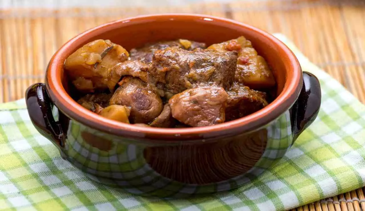 Stew meat in wine with potatoes | បញ្ចប់វគ្គសិក្សាទីពីរ 14201_1