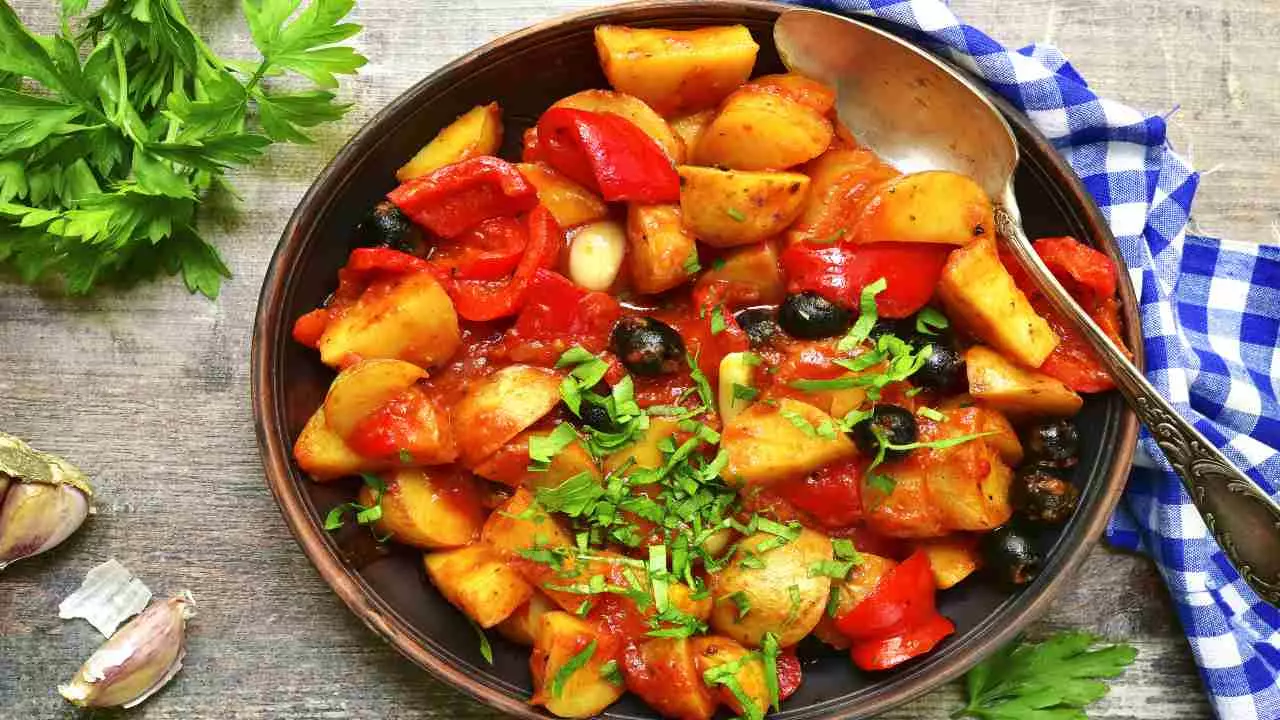 Potatoes with peppers and olives