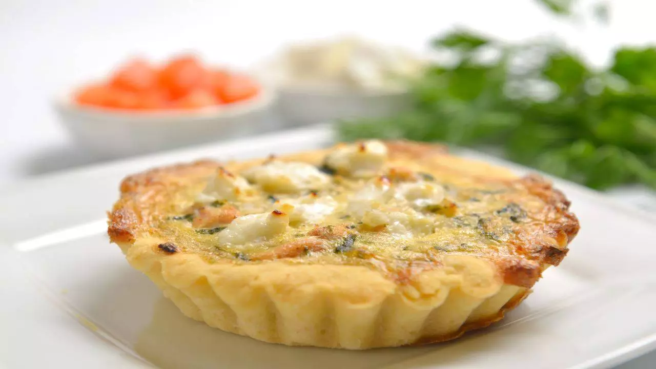 Pastel de verduras con ponche de huevo