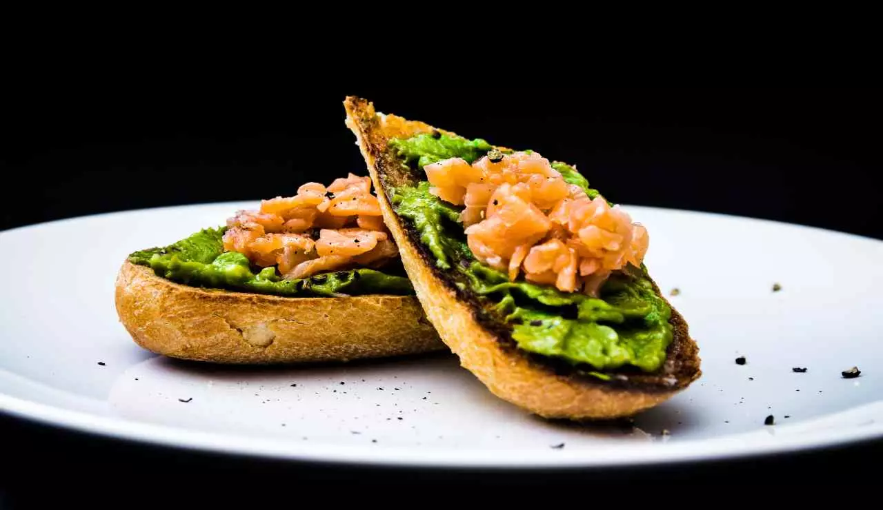 I-Salmon bruschetta enamakhambi anokwatapheya nopelepele