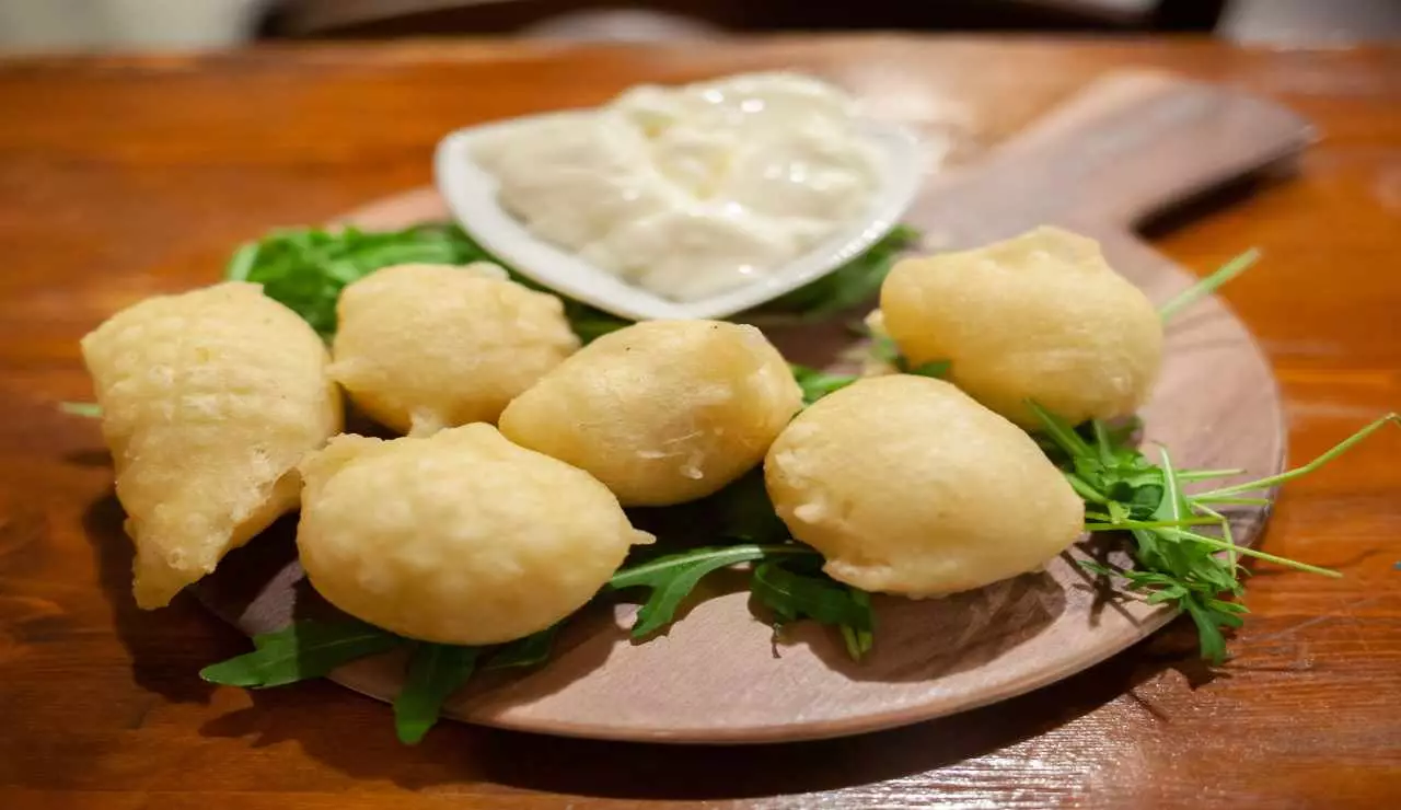 Pugliese Pettole with Parmesan | tamxweş hem şîrîn û hem jî şêrîn 14338_1