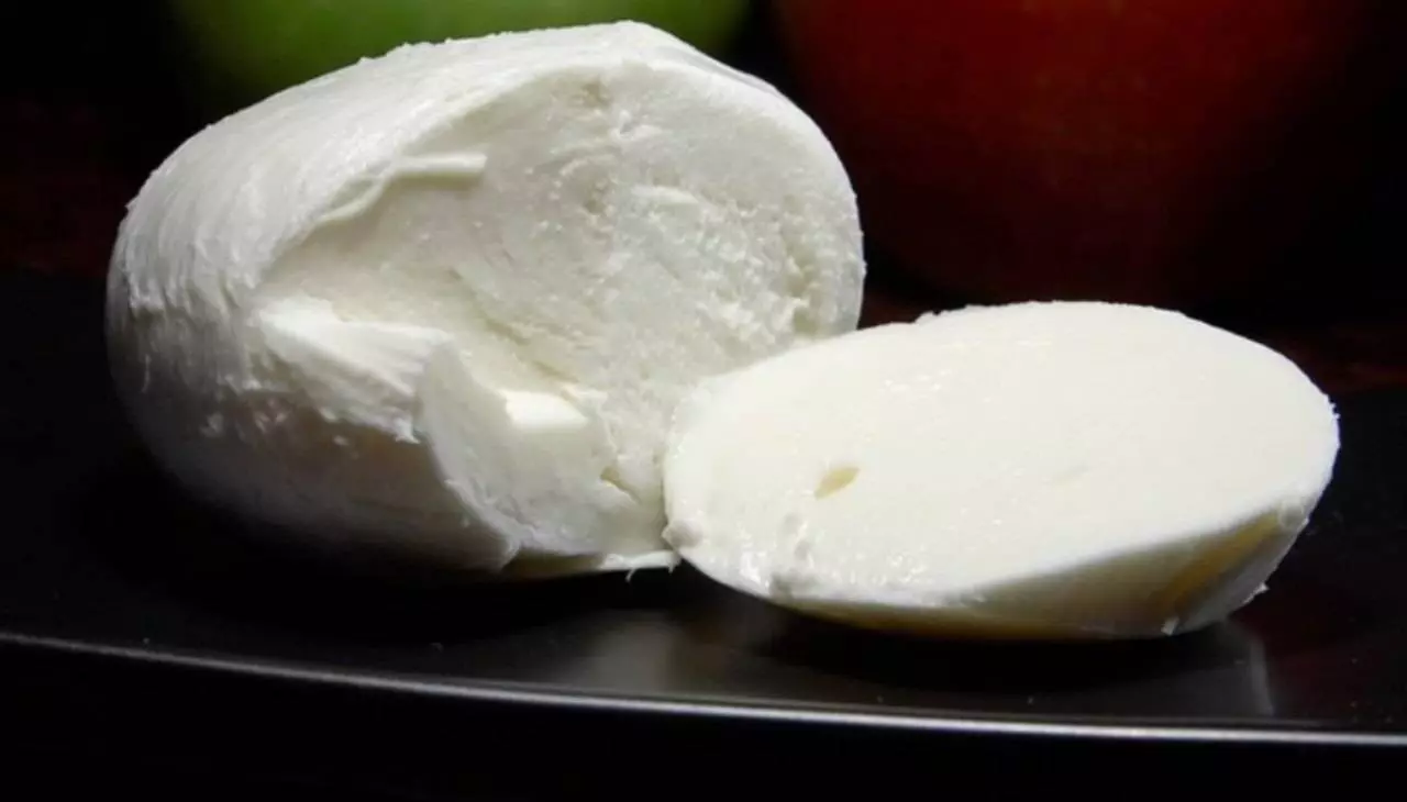 Mozzarella ለፒዛ ብርሃን የምግብ አሰራር