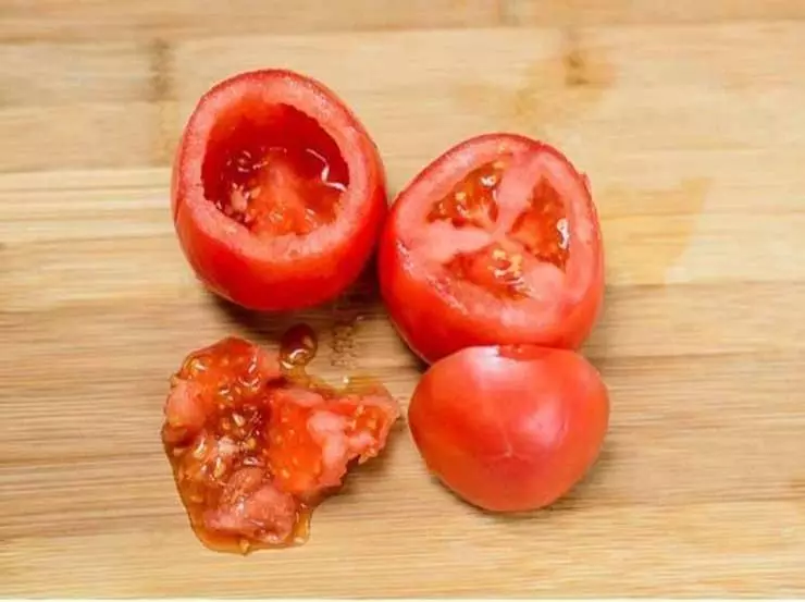 Qisqichbaqalar bilan to'ldirilgan pomidor