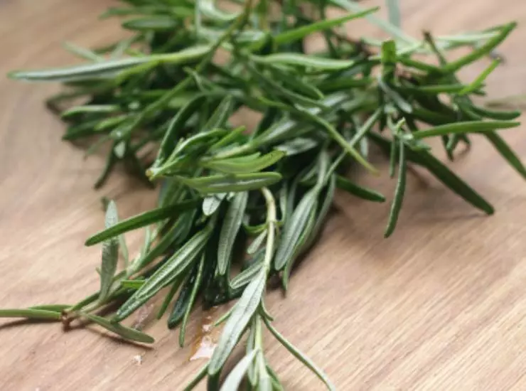 Adie geje pẹlu turmeric wara ati rosemary - atẹjade ohunelo