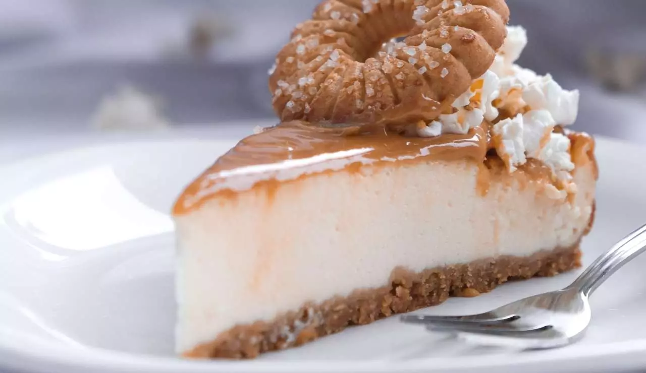 Cheesecake od keksa i karamela | Vrlo jednostavno i brzo svježe 14599_1