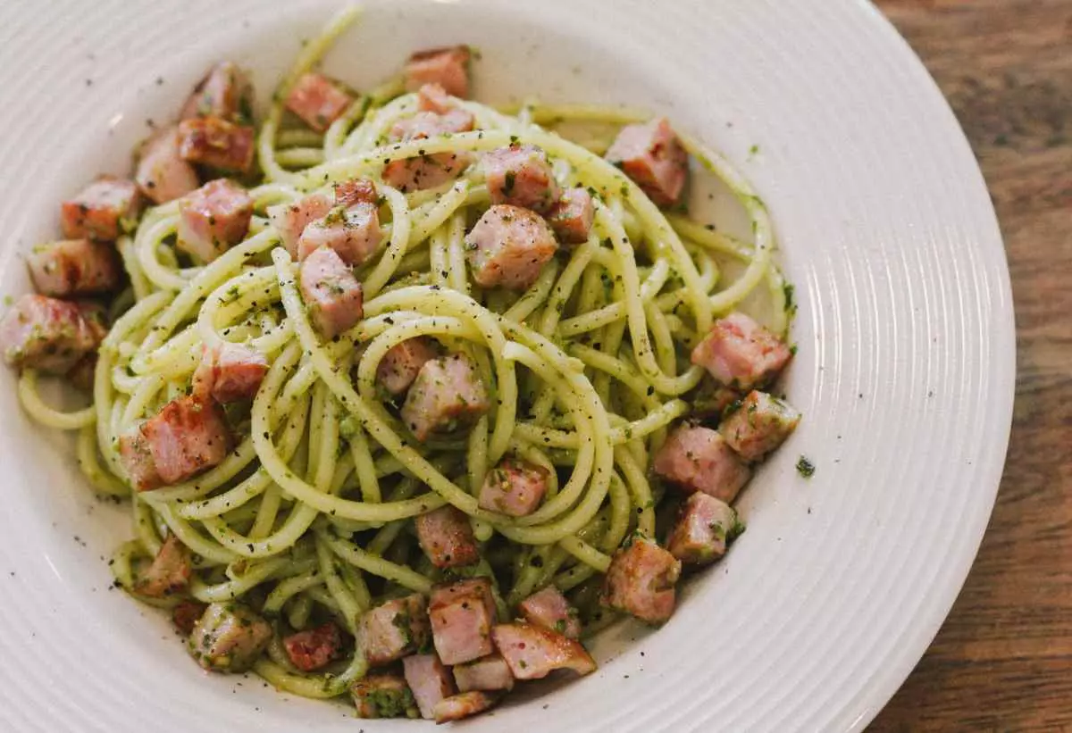 Speck pasta dan pistachio pesto: hidangan pertama yang lazat tanpa krim