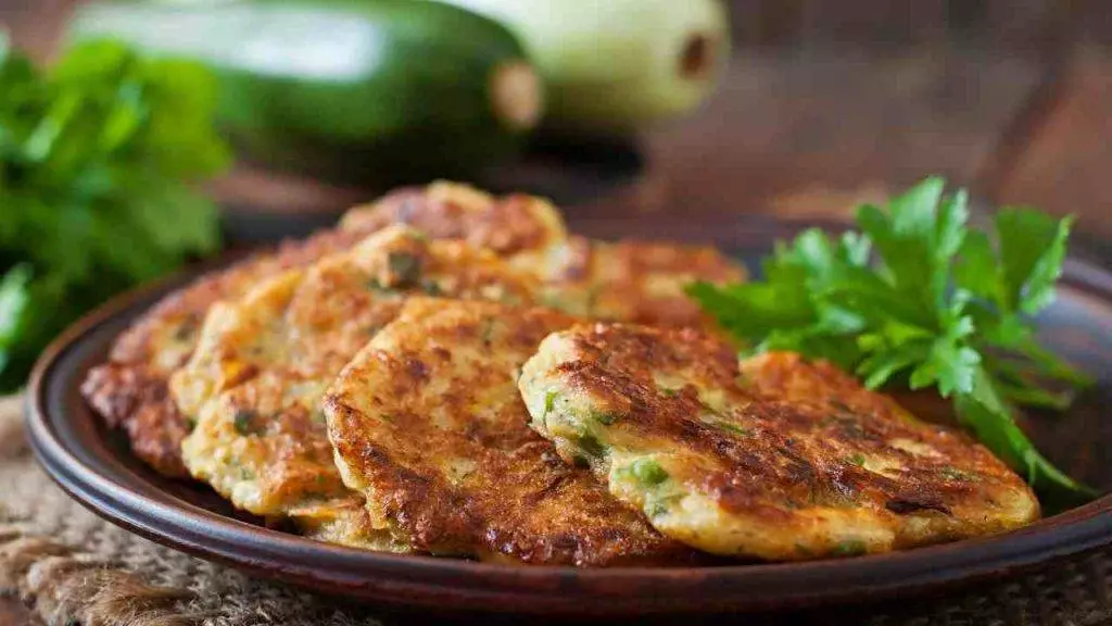 Pancake dengan nasi dan zucchini