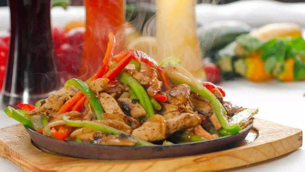 ពណ៌ fajitas នៃសាច់គោនិងសាច់មាន់