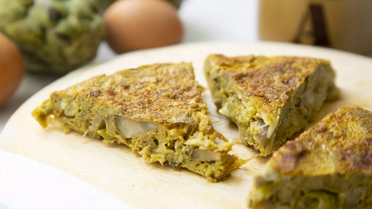 Artichoke omelette pẹlu alubosa ati sisun poteto