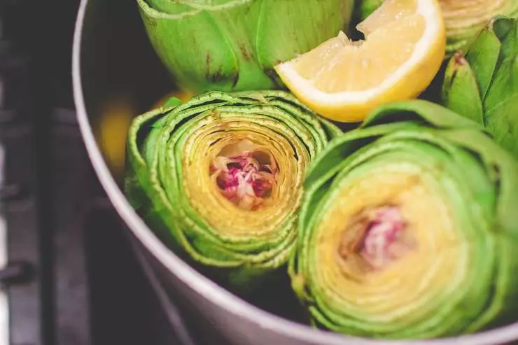 ကြက်သွန်နီနှင့်အာလူးကြော်နှင့်အတူ Artichoke omelette, အရသာ၏ပေါက်ကွဲသံ 14677_3