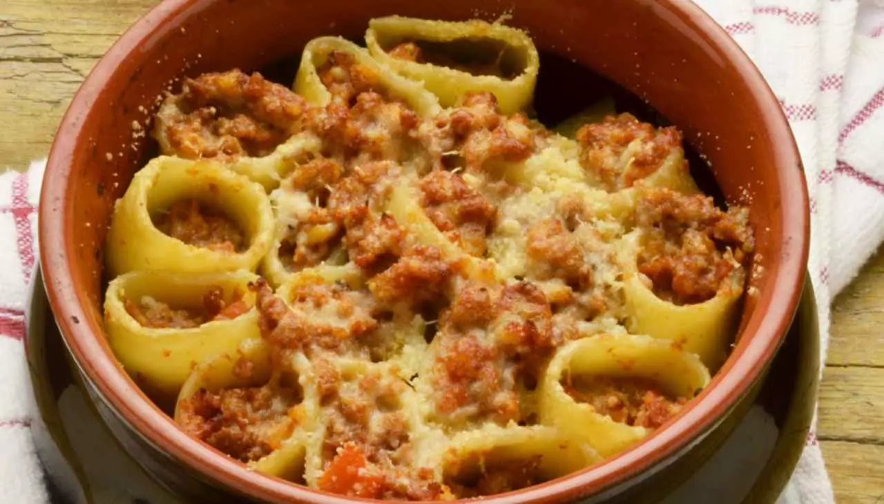 Paccheri stracchino kolbásszal és sült gombával töltött recept