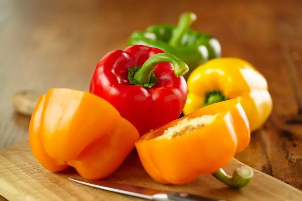 Peperonata alla Siciliana බහුකාර්ය සහ ඉක්මන් අතුරු කෑමක් 14731_2