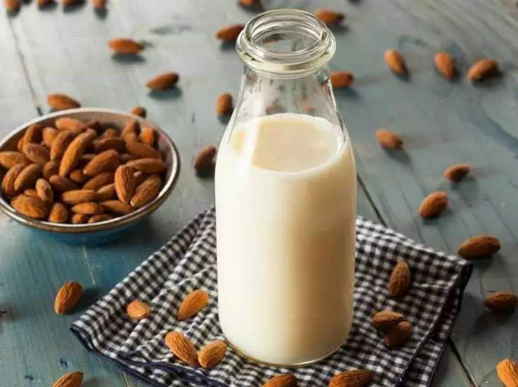 Es krim susu almond tanpa pembuat es krim, versi gratis laktosa 14765_2