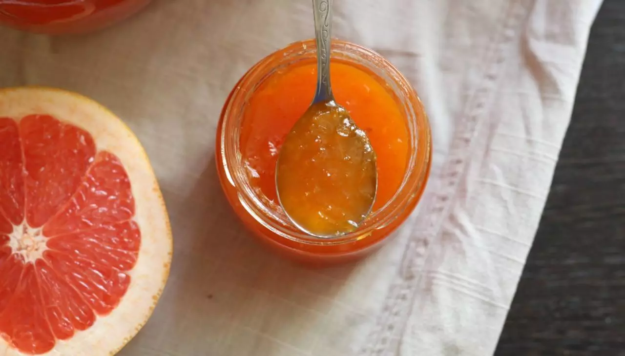 Grapefruit lan rosemary jam resep