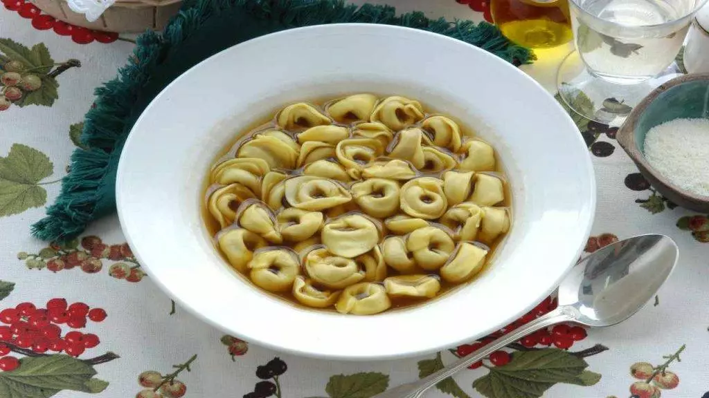 cappelletti romagnoli នៅក្នុងទំពាំងបាយជូររមៀត - ricettasprint