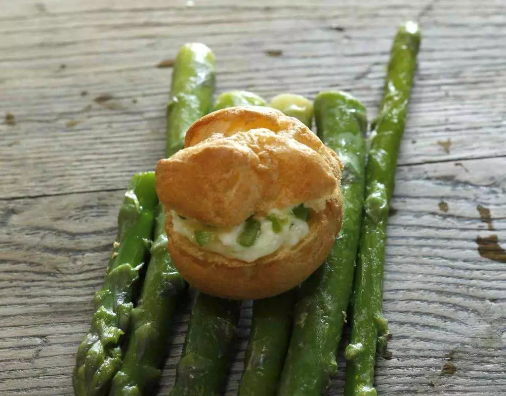 ama-cream puffs nge-asparagus kanye ne-capers cream - i-ricettasprint