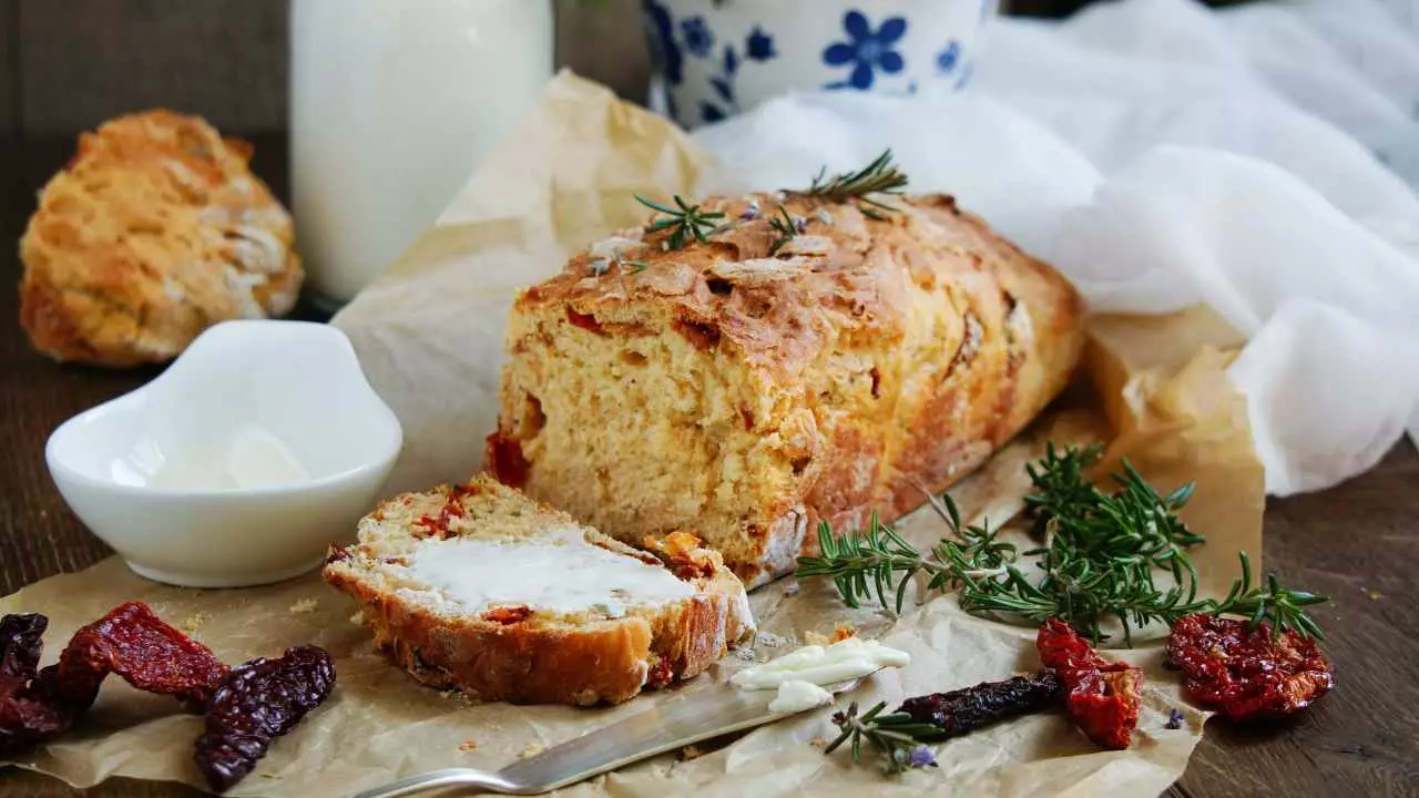 Brood met gedroogde tomaten