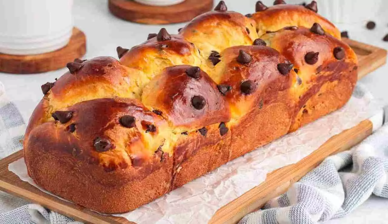 Kọfị brioche nke French nwere ntụ ntụ chocolate