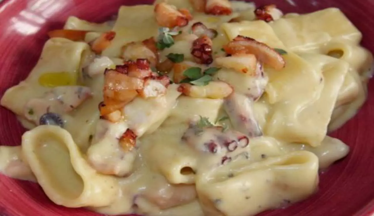 Pasta met aardappelroom en octopus | een geweldig gerecht van de chef 14902_1