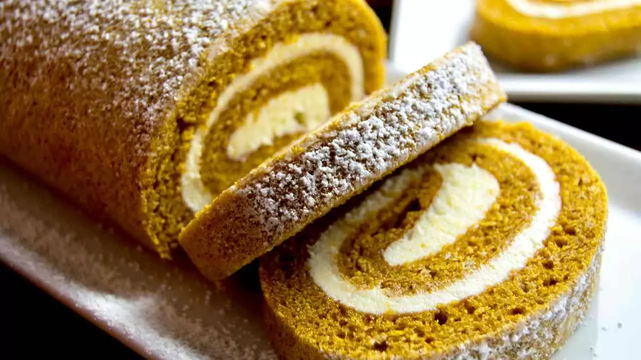 Roll Pandoro me çokollatë të bardhë në kafe dhe banjë Baileys