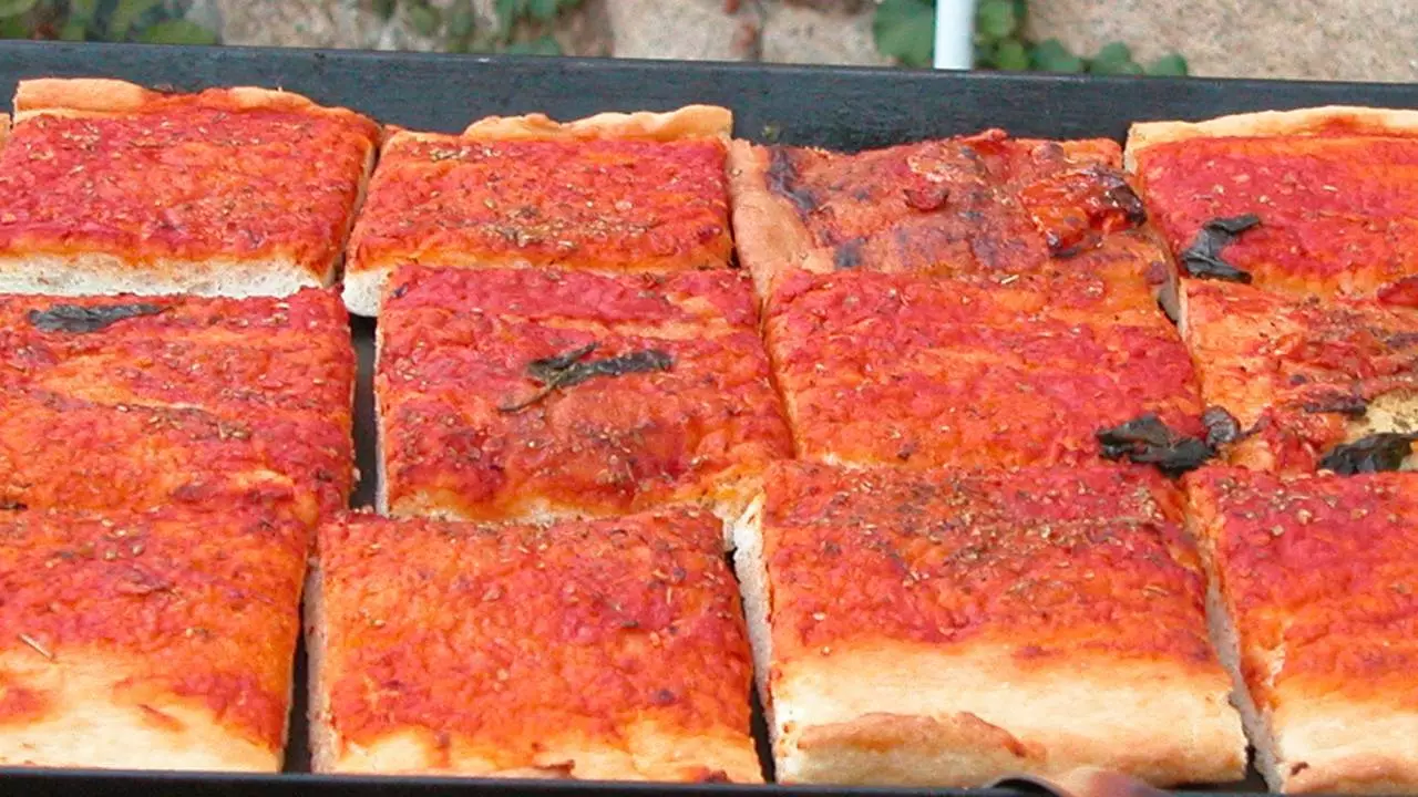 Pizza e nang le tamati le oregano