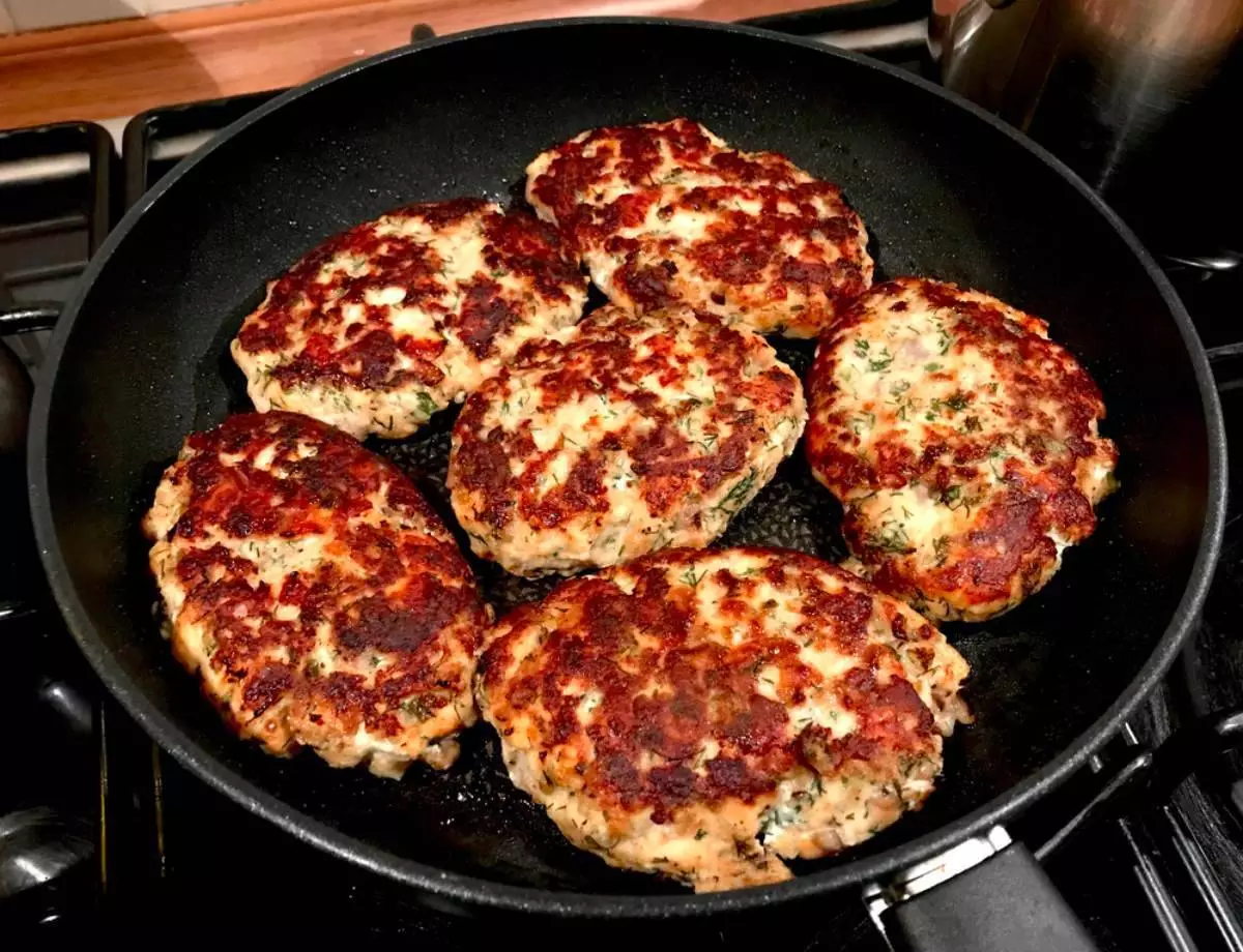 Ingredientes para preparar la receta de albóndigas de bacalao y calabacín