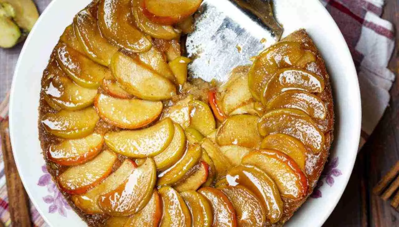 ကြက်ဥအဖြူနှင့် Annurca ပန်းသီးစာရွက်ဖြင့် ပြောင်းပြန်ထားသော ကိတ်မုန့်