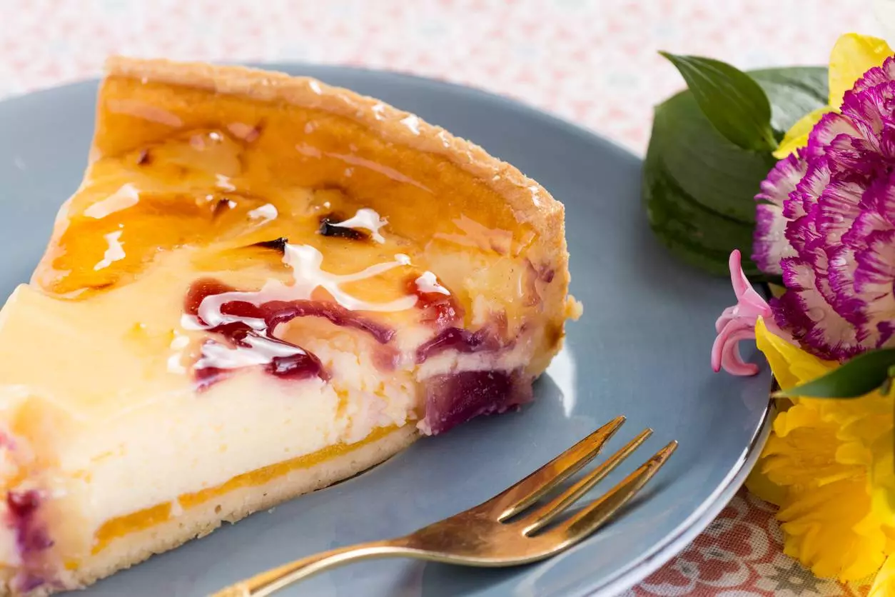 tarta de vainilla con mango y cereza negra