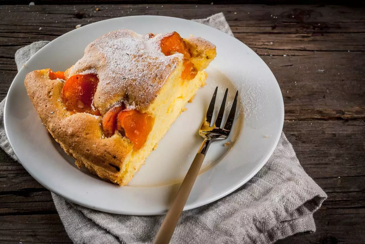 tarta de yogur, albaricoques y nueces