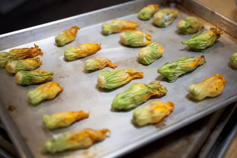 Fyldte courgetteblomster i ovnen til at tjene som tilbehør eller forret 15000_7