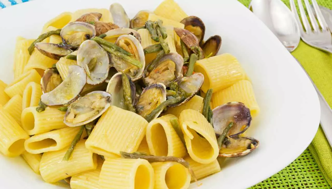 Mezzi rigatoni nga adunay clams ug asparagus cream - ricettasprint