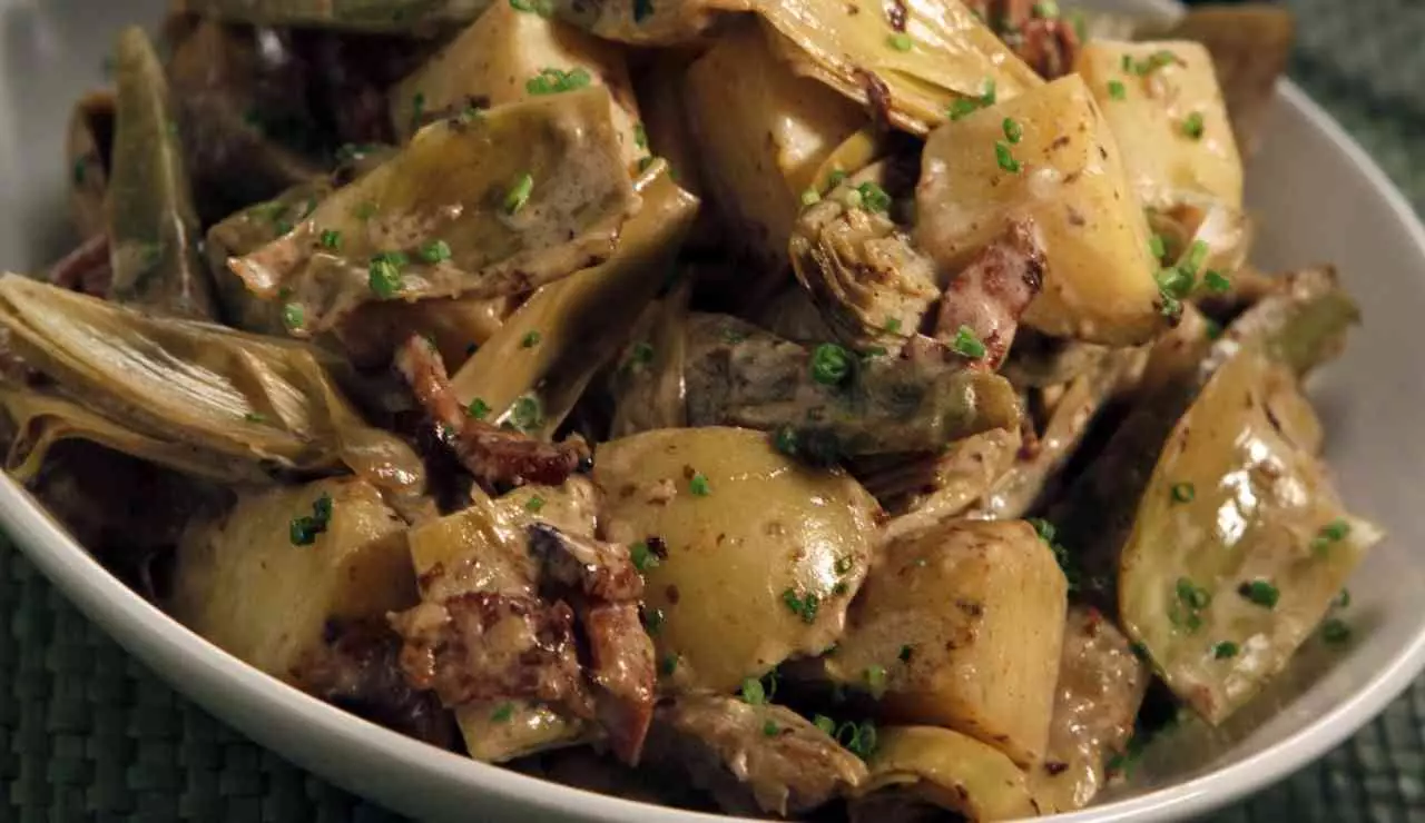 Tuscan artichokes and potatoes | traditional and rich in taste dish 15063_1