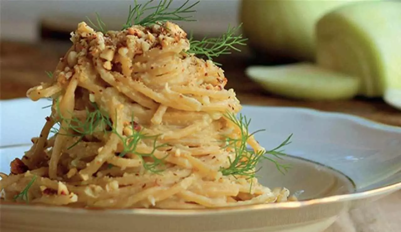 Spaghetti au pesto de fenouil, noix et aubergines frites